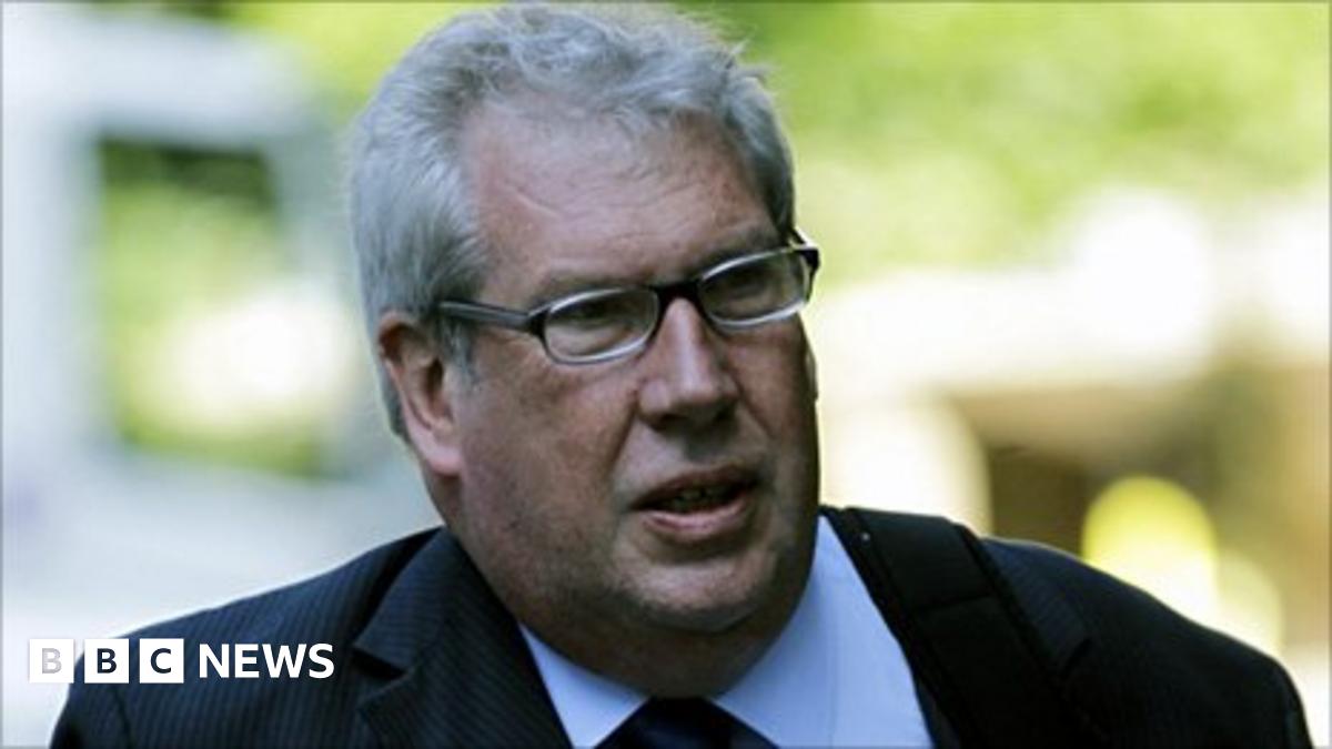 Expenses fraud ex-MP Elliot Morley freed from jail - BBC News