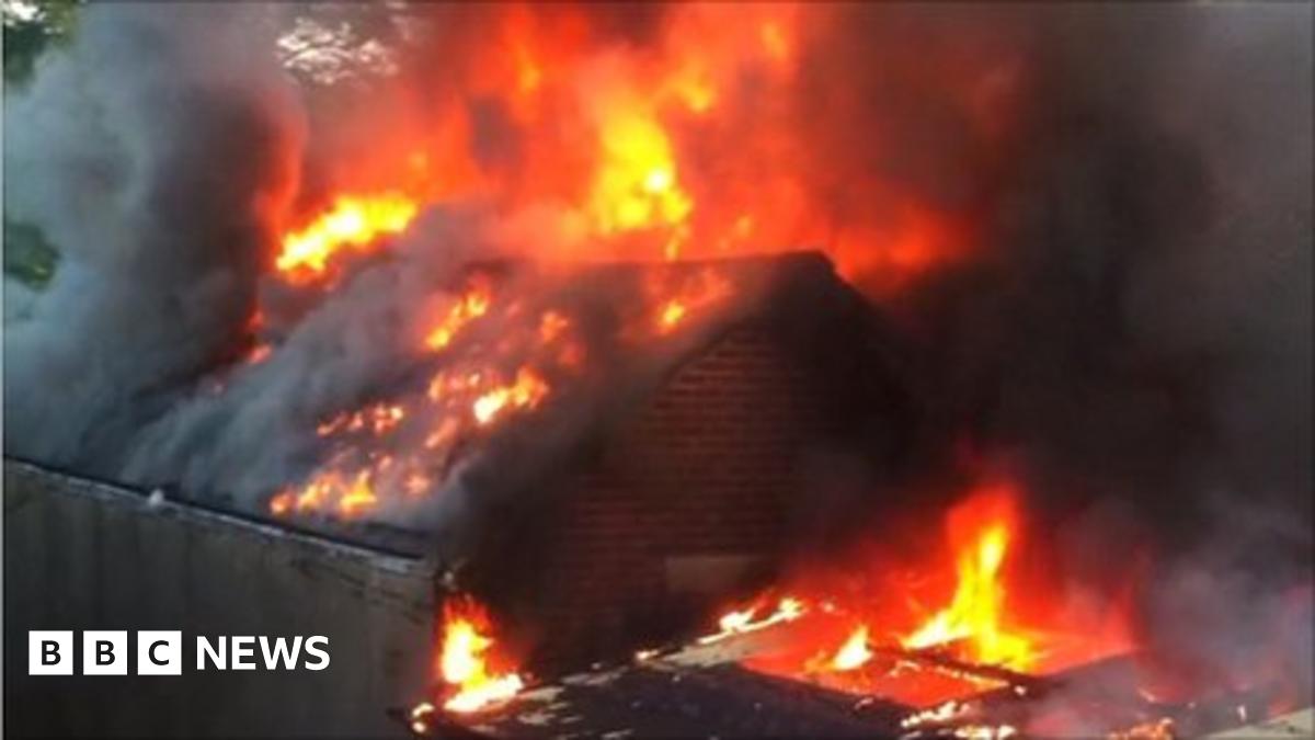 Residents safe after Southampton shops fire - BBC News