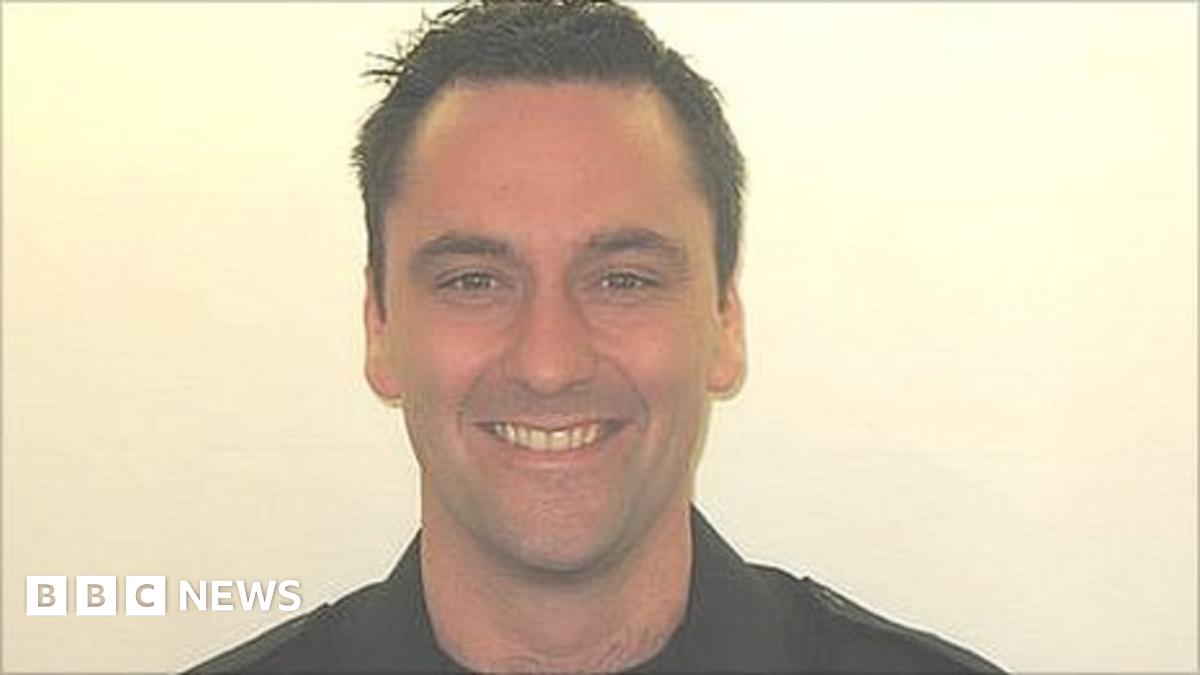 Tributes paid to fireman Paul Fleming killed in blaze - BBC News
