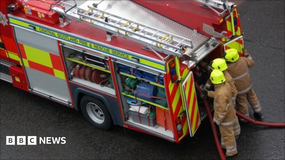Asbestos concern in Kirkcaldy factory fire - BBC News