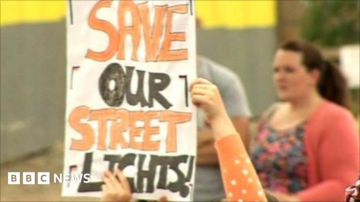 Corby street lights: MP Louise Bagshaw meets residents - BBC News