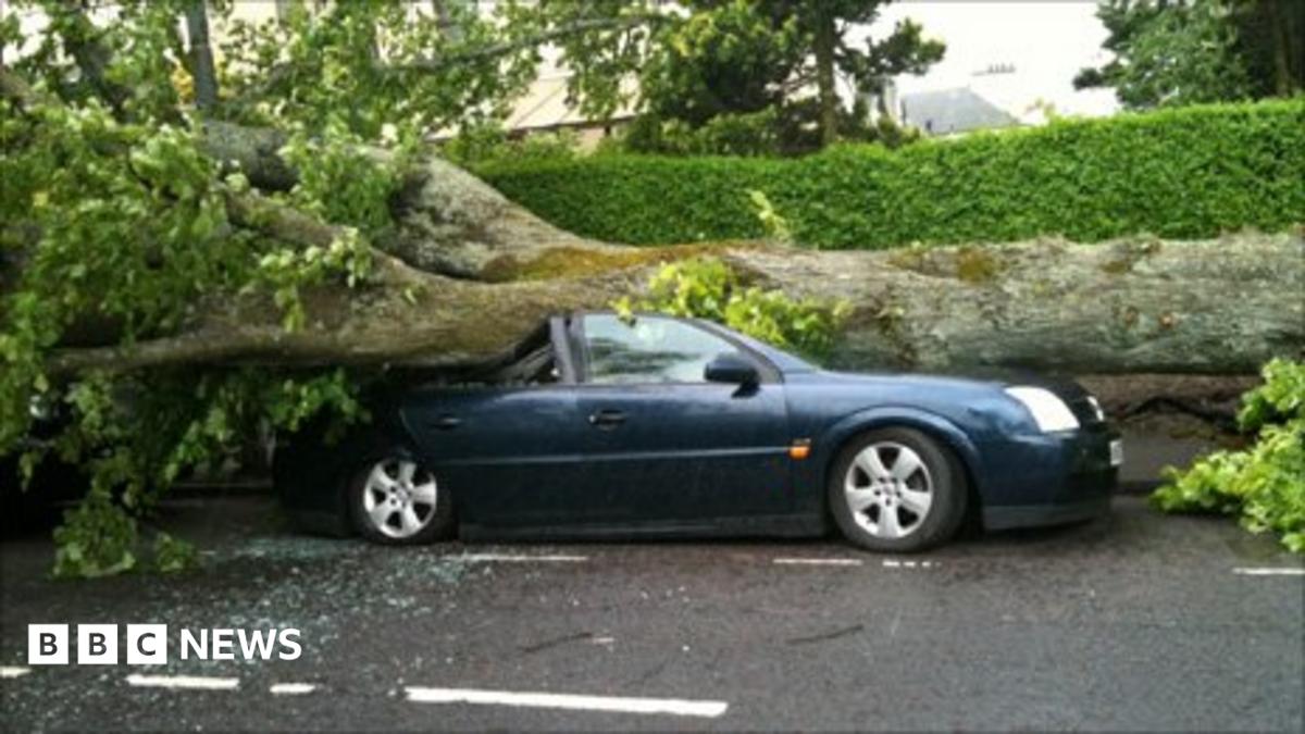 Wind-battered Scotland suffers one death and power cuts - BBC News