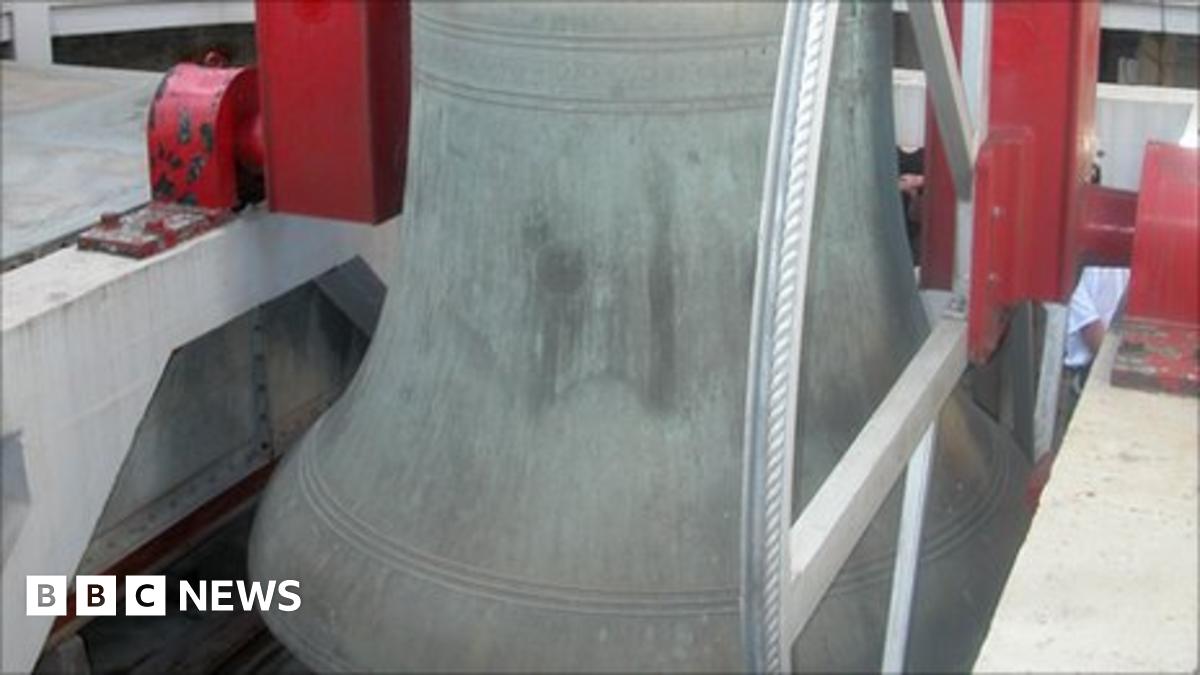 Great George bell peal marks Bristol University charter - BBC News