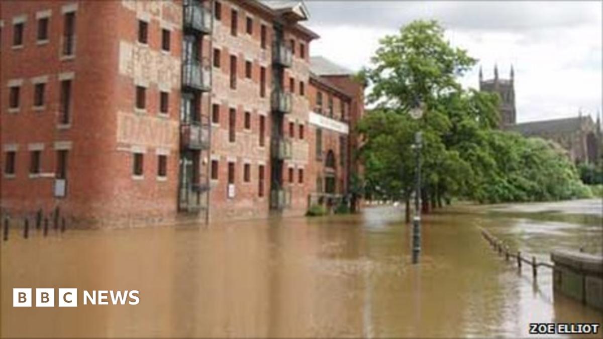 Worcester riverside revamp gets 'flood-proof' lighting - BBC News