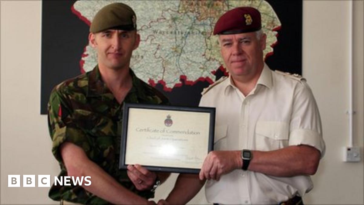 Soldier Stuart Laurie praised for Afghan rescue - BBC News