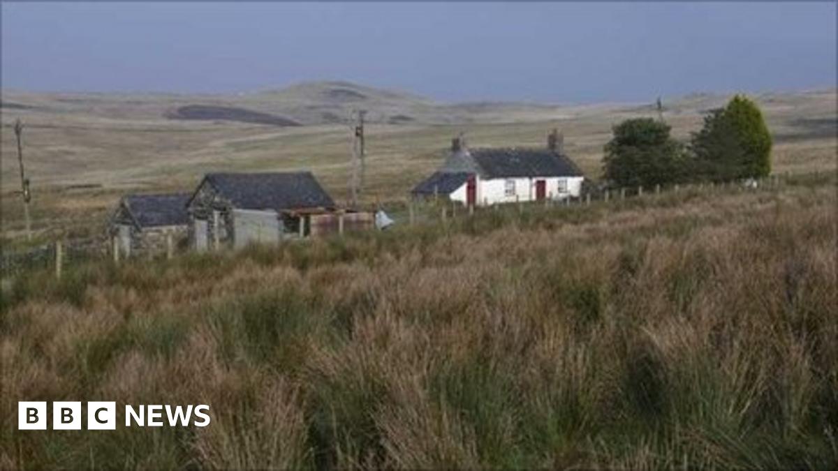 Exploring Wales' uplands uncovers Denbigh moors' past - BBC News
