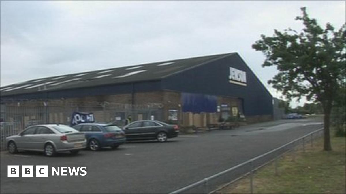 Louth warehouse fire tackled - BBC News