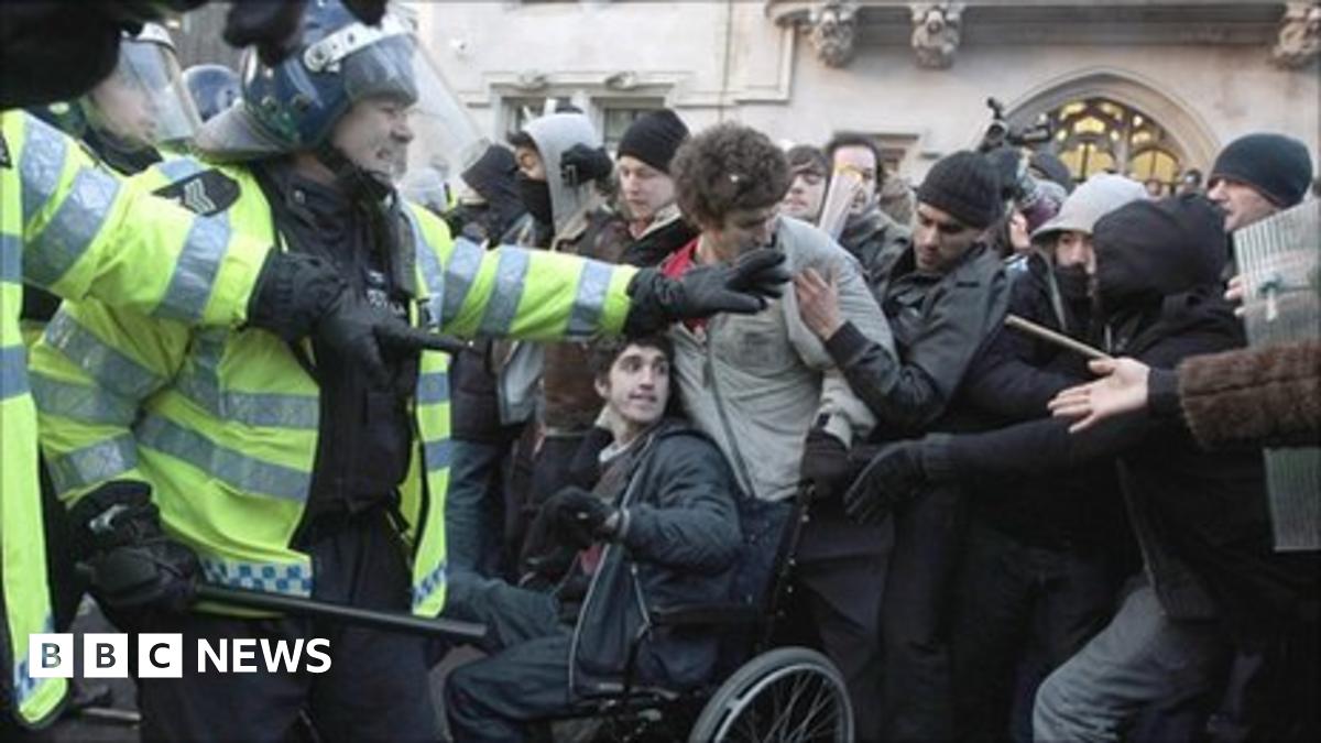 Jody McIntyre: Met police cleared over wheelchair complaint - BBC News