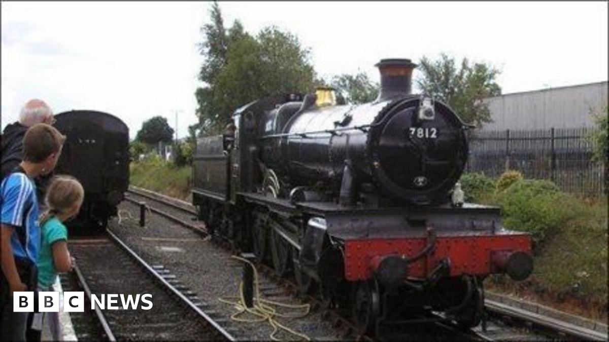 Severn Valley Railway aids heritage line after landslip - BBC News