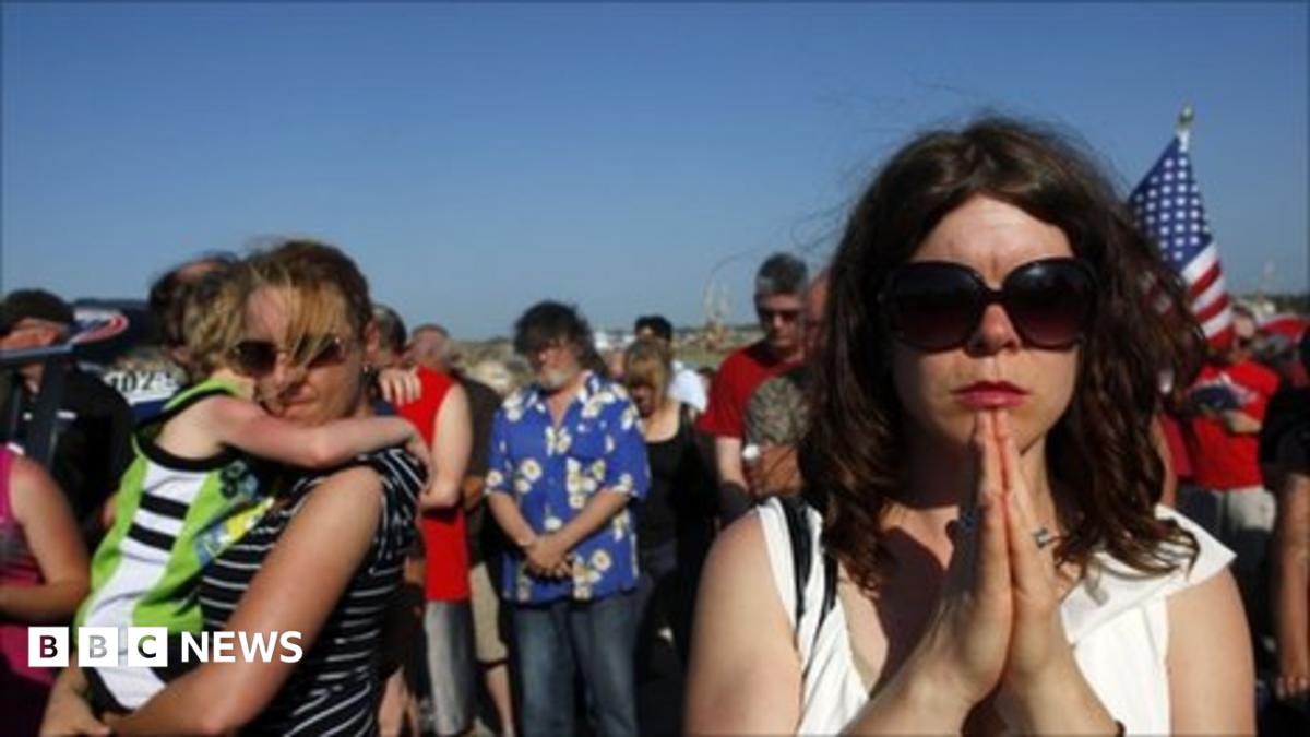 Joplin tornado: City falls silent to remember victims - BBC News