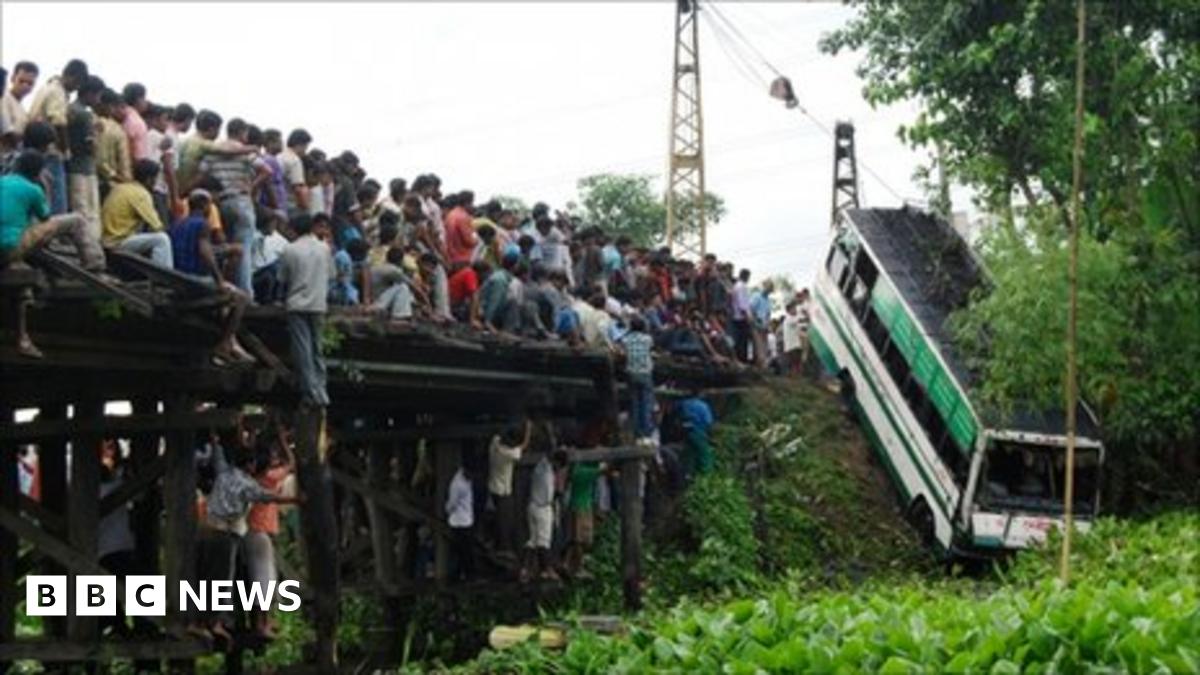 India: Bus crash kills '25 wedding guests' - BBC News