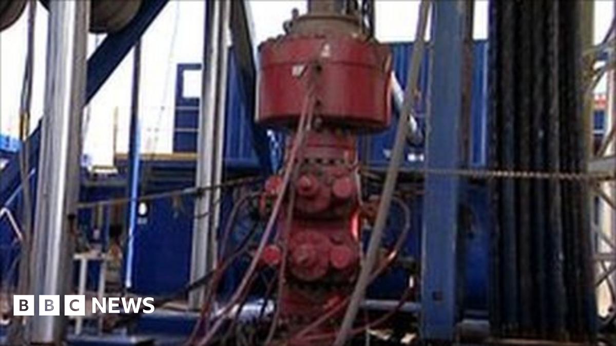 Anti-fracking protesters target Blackpool Tower - BBC News