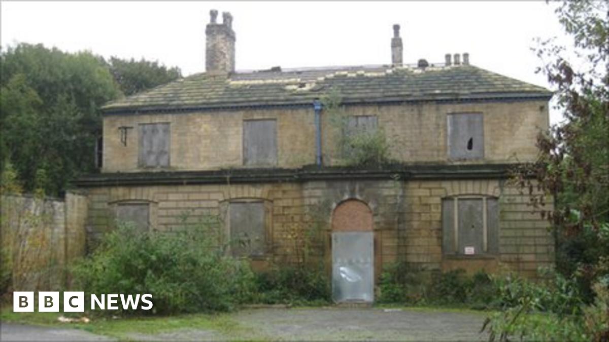 Yorkshire's Bramham House 'at risk', says heritage group - BBC News