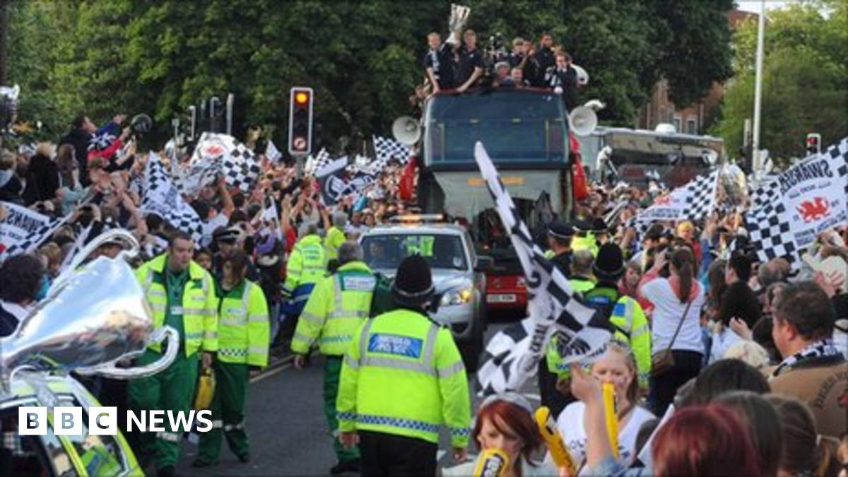 Bus parade celebration for Swansea City fans - BBC News