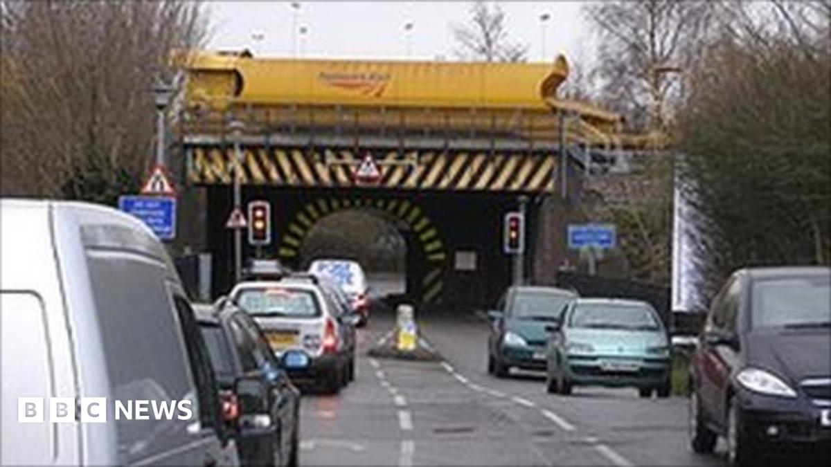 Reading's Cow Lane reopens after rail bridge work - BBC News