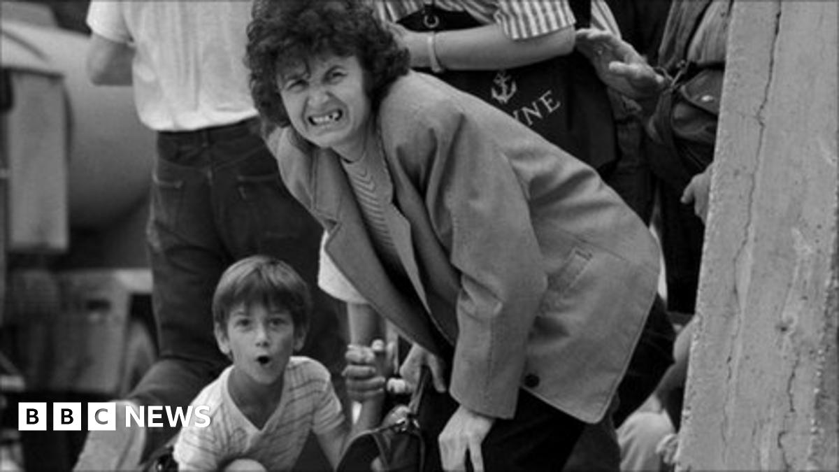 Inside Sarajevo: A photographer's tale - BBC News