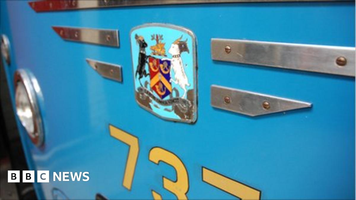 Leeds awaits trolleybus scheme decision - BBC News