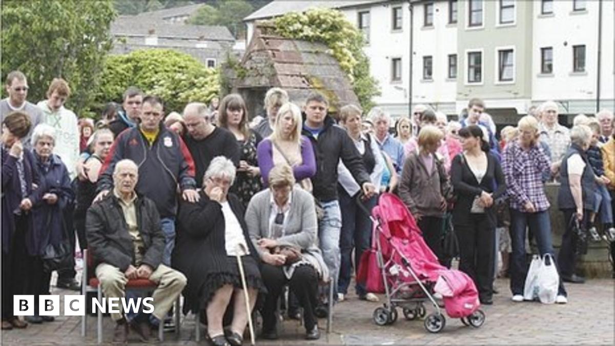 Derrick Bird's victims remembered in west Cumbria - BBC News