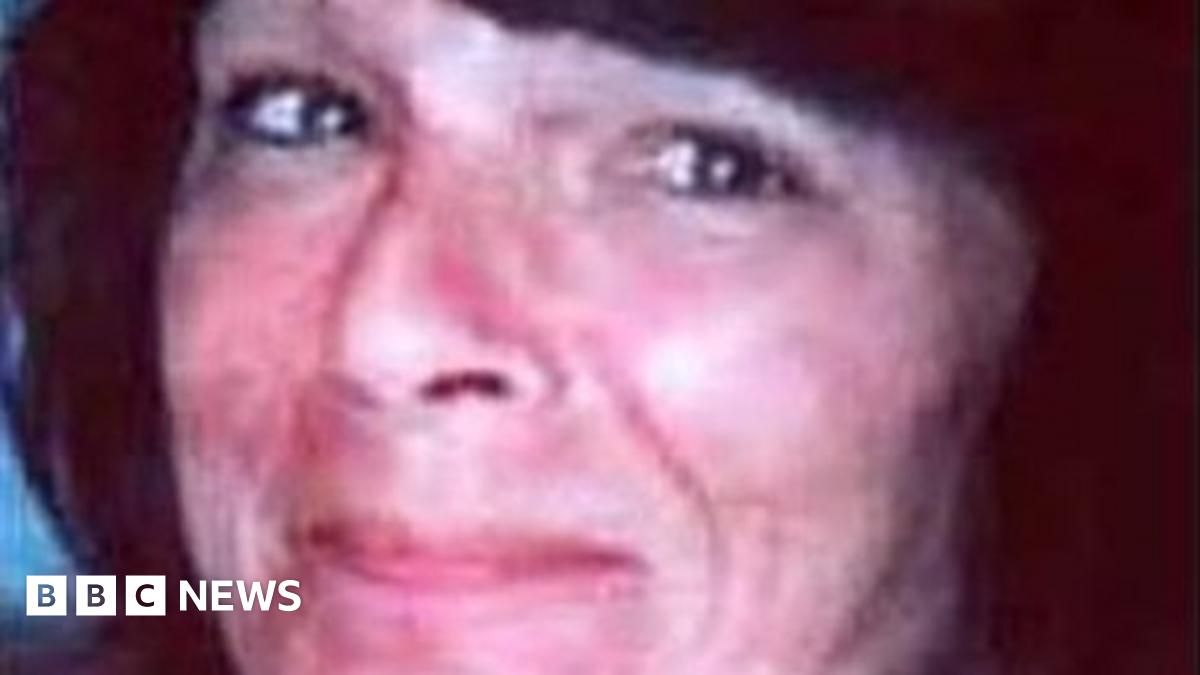 Family of missing Sandra Gant in Clacton leaflet appeal - BBC News