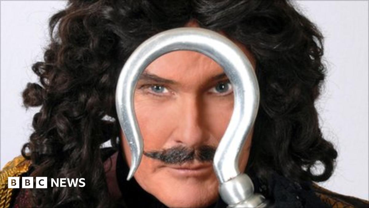 David Hasselhoff as Captain Hook in Bristol pantomime - BBC News
