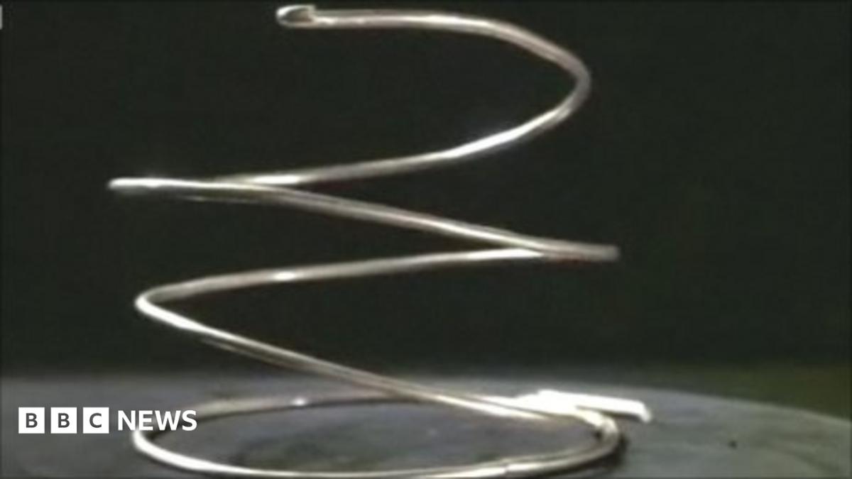 Ancient gold jewellery returns to Rhayader Museum - BBC News