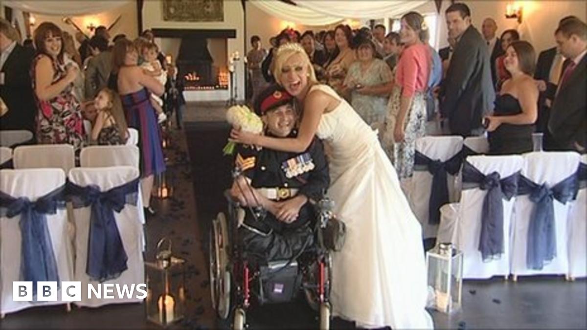 Afghanistan blast soldier Sgt Rick Clements marries - BBC News