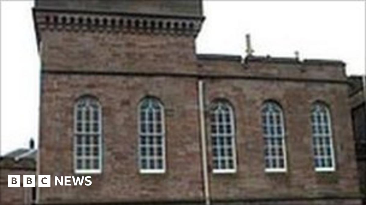 Yvonne Lambert trial told of knife 'capering' claim - BBC News