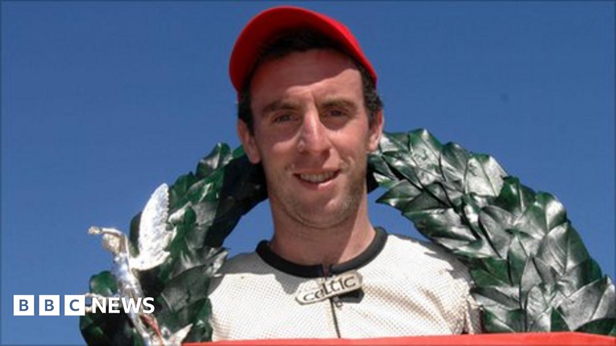 Tributes paid to dead Isle of Man TT rider Derek Brien - BBC News