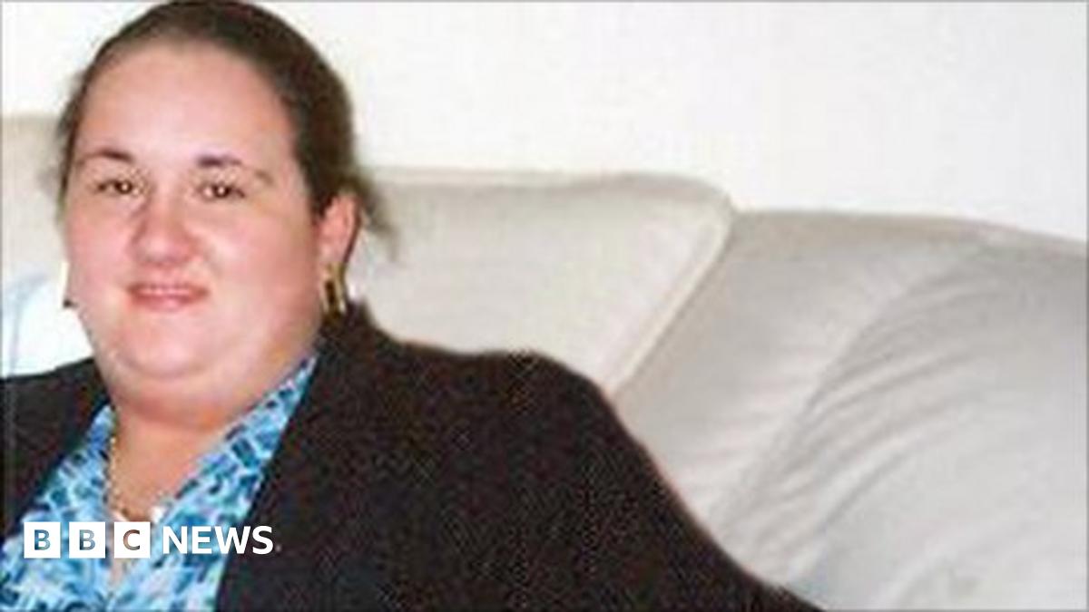 Lynda Spence murder: Police search field near West Kilbride - BBC News