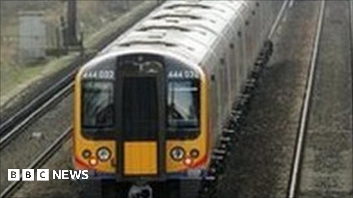 London Waterloo travellers affected by signal problems - BBC News