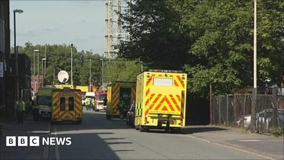 Manchester gas blaze: Up to 600 evacuated from homes - BBC News