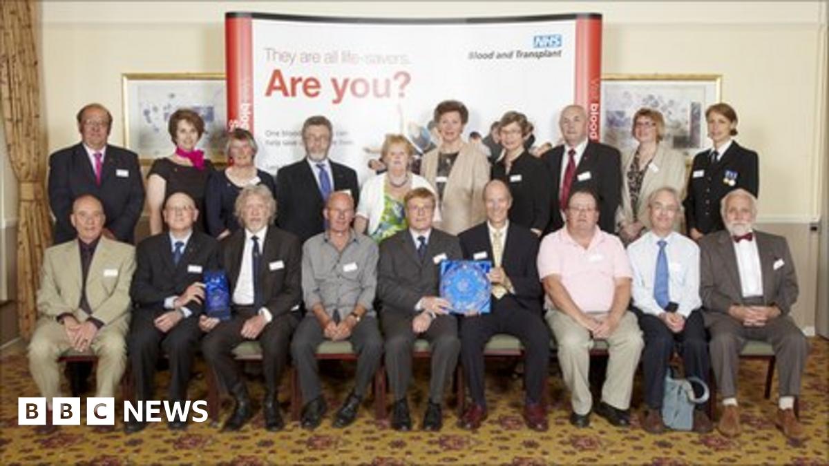 Wantage ex-actor David Dawkins honoured for blood donations - BBC News