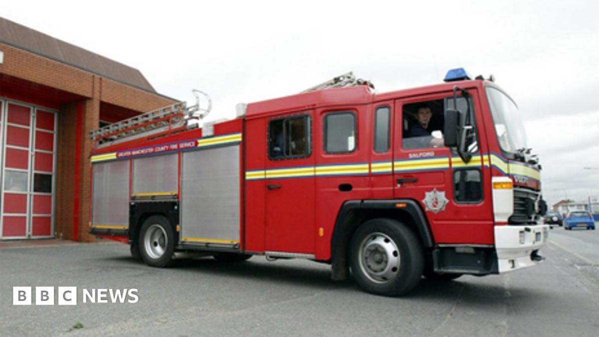 Banbury man and dog saved from flat fire - BBC News