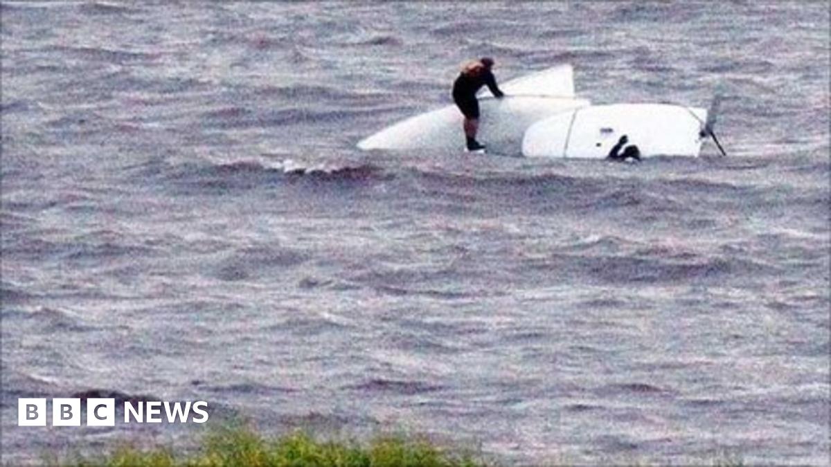 Coastguard alerted after Sully Bay dinghies capsize - BBC News