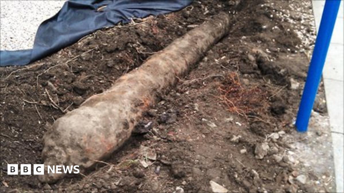 Cannon and anchor unearthed at Deep Sea World - BBC News