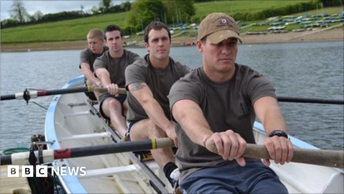 Somerset 40 Commando marines in Thames rowing challenge - BBC News