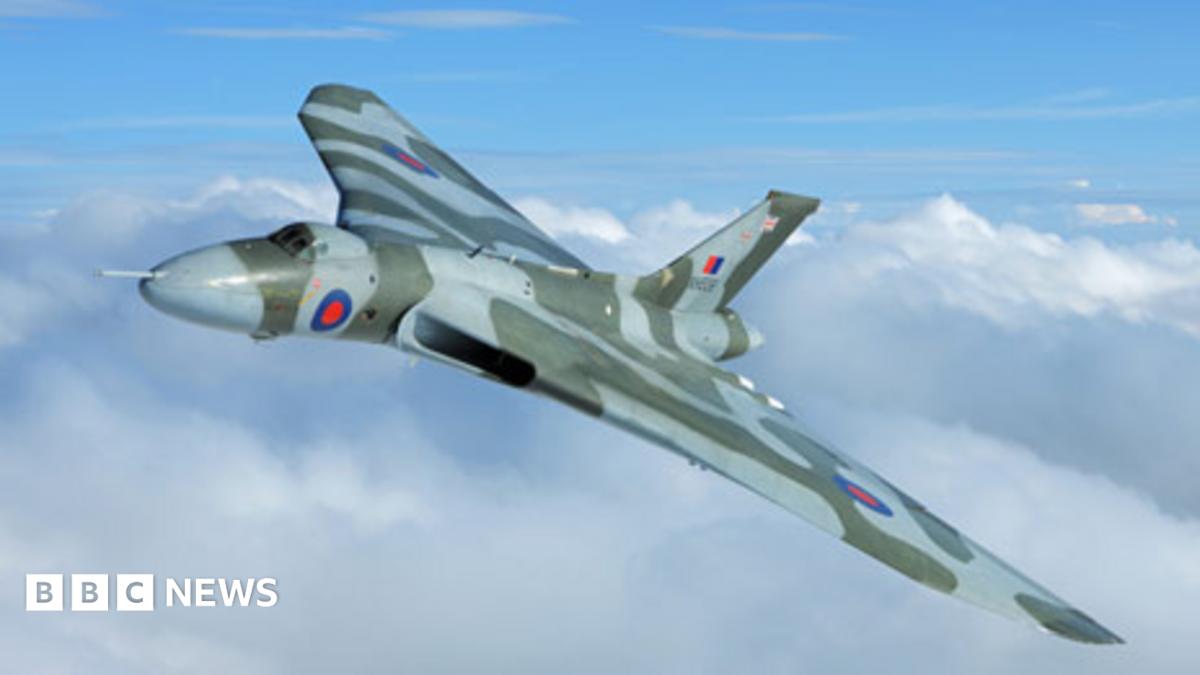 Vulcan bomber display over Douglas Bay - BBC News