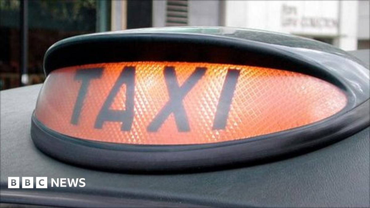 Police warning over Derby taxi safety - BBC News