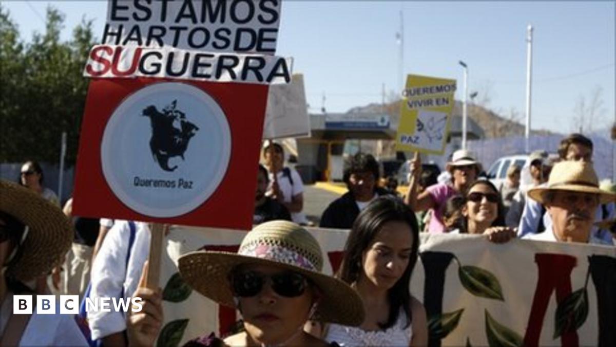 Mexico anti-drug convoy crosses border to accuse US - BBC News