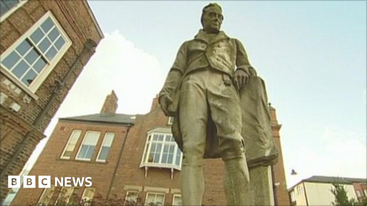 William Wilberforce statue in £10,000 restoration - BBC News