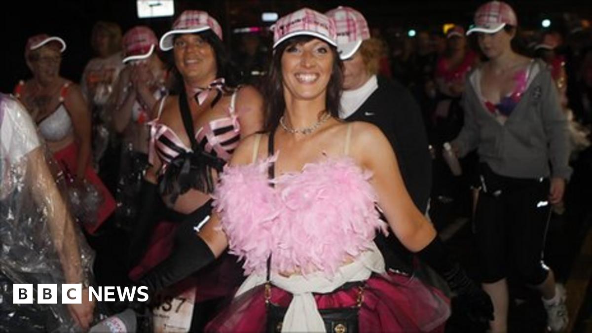 Charity MoonWalk sees thousands on Edinburgh streets - BBC News