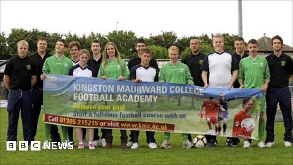 Dorset footballers help students remember Nathan Cross - BBC News