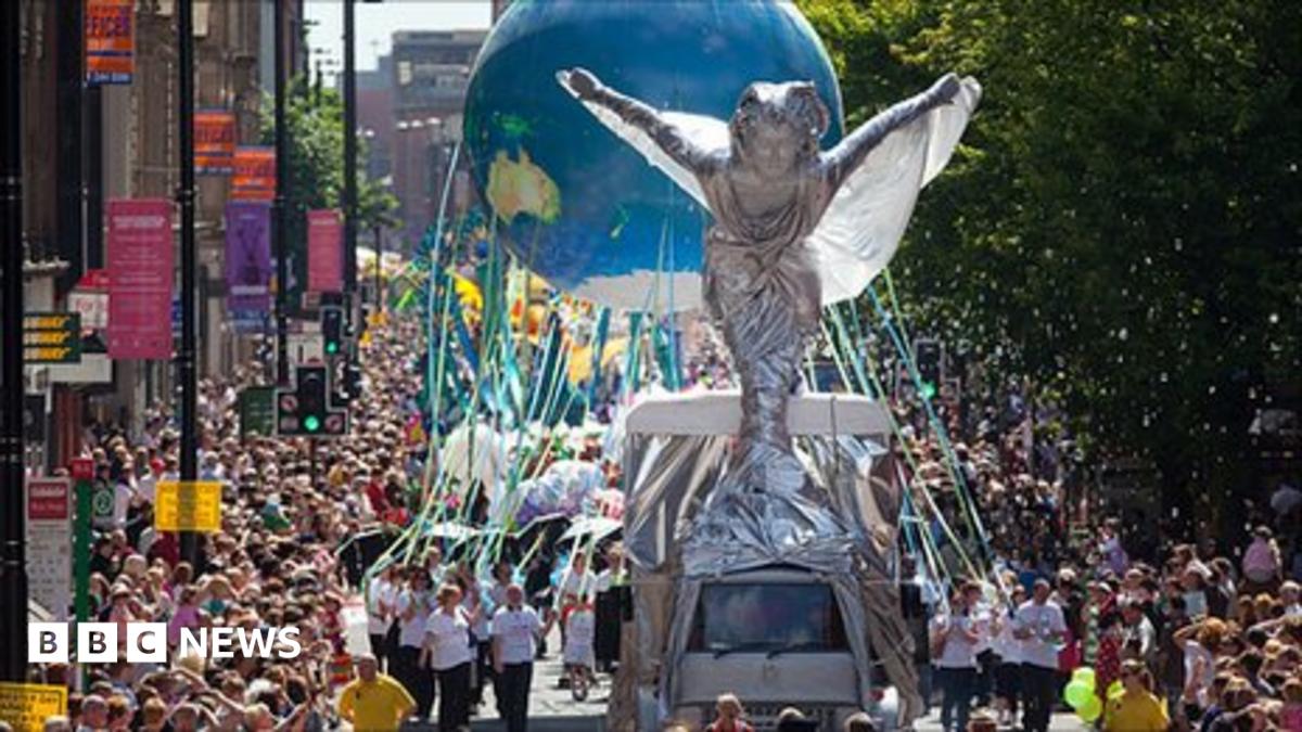 Manchester prepares for second city parade celebration - BBC News