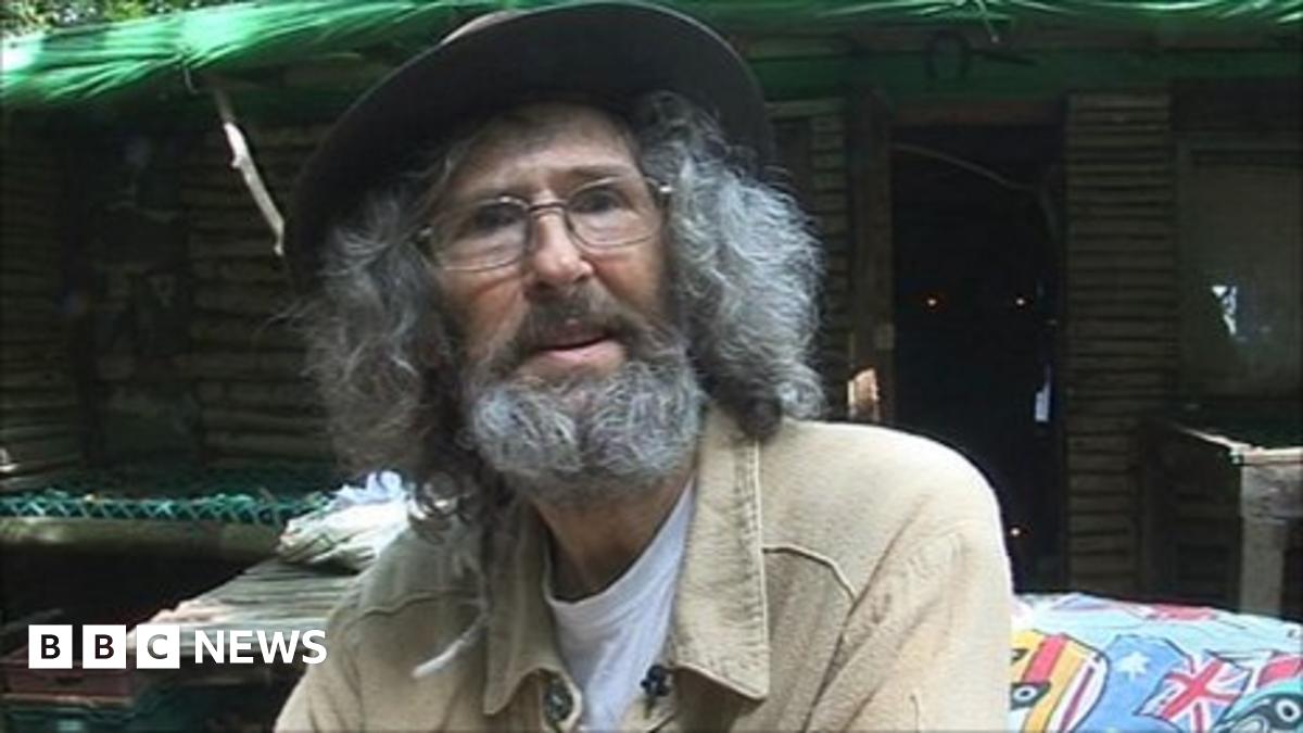 Exmoor National Park orders Porlock shack man to leave - BBC News