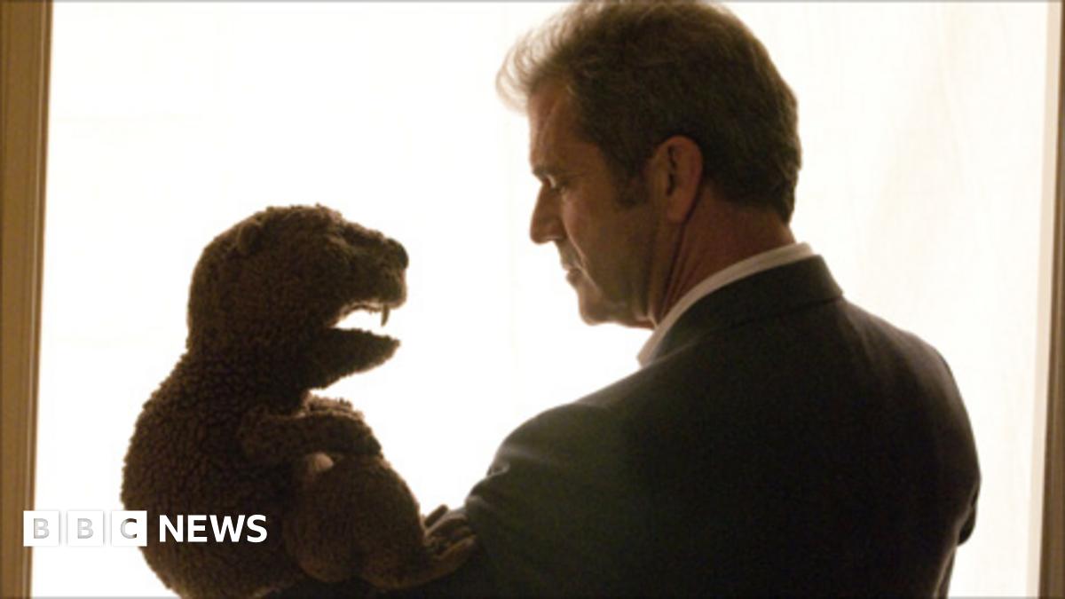 Jodie Foster bows to puppet power in The Beaver - BBC News