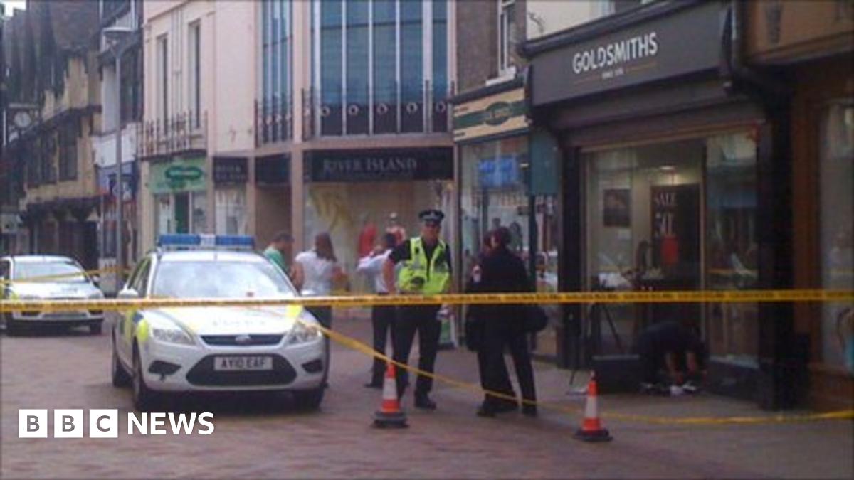 Police given more time to quiz Ipswich robbery suspects - BBC News