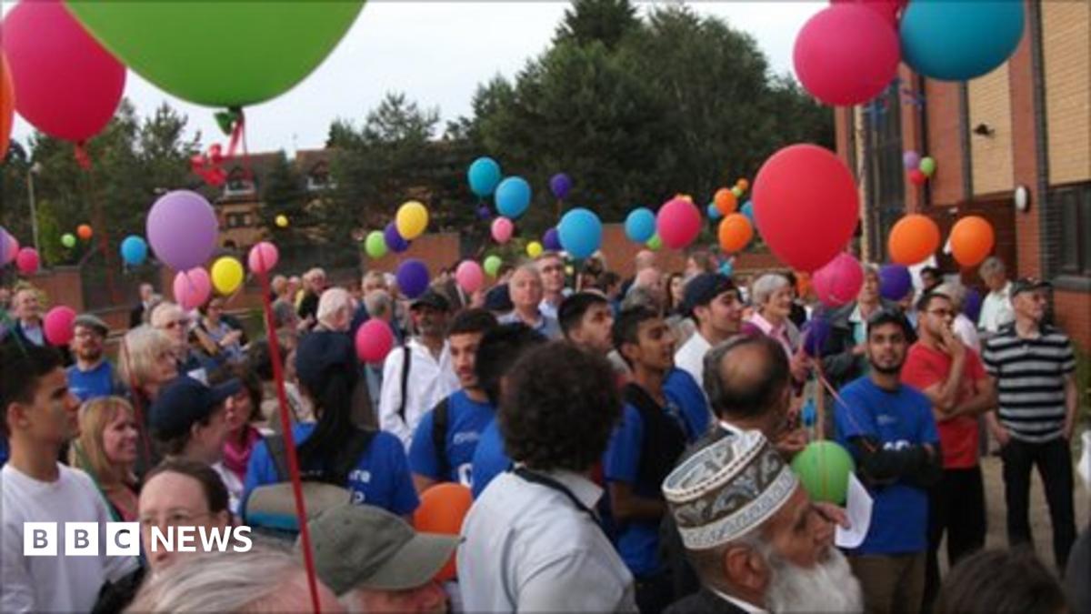 Oxford faith groups unite for peace walk - BBC News