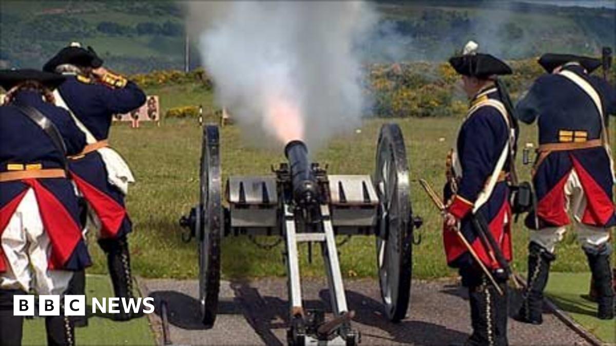 Musket training at Fort George for army officer cadets - BBC News