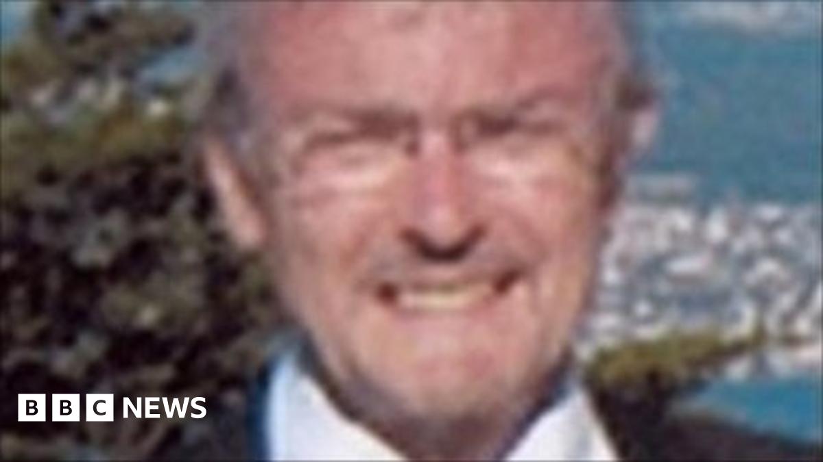 Sally Challen husband murder trial jury retires - BBC News