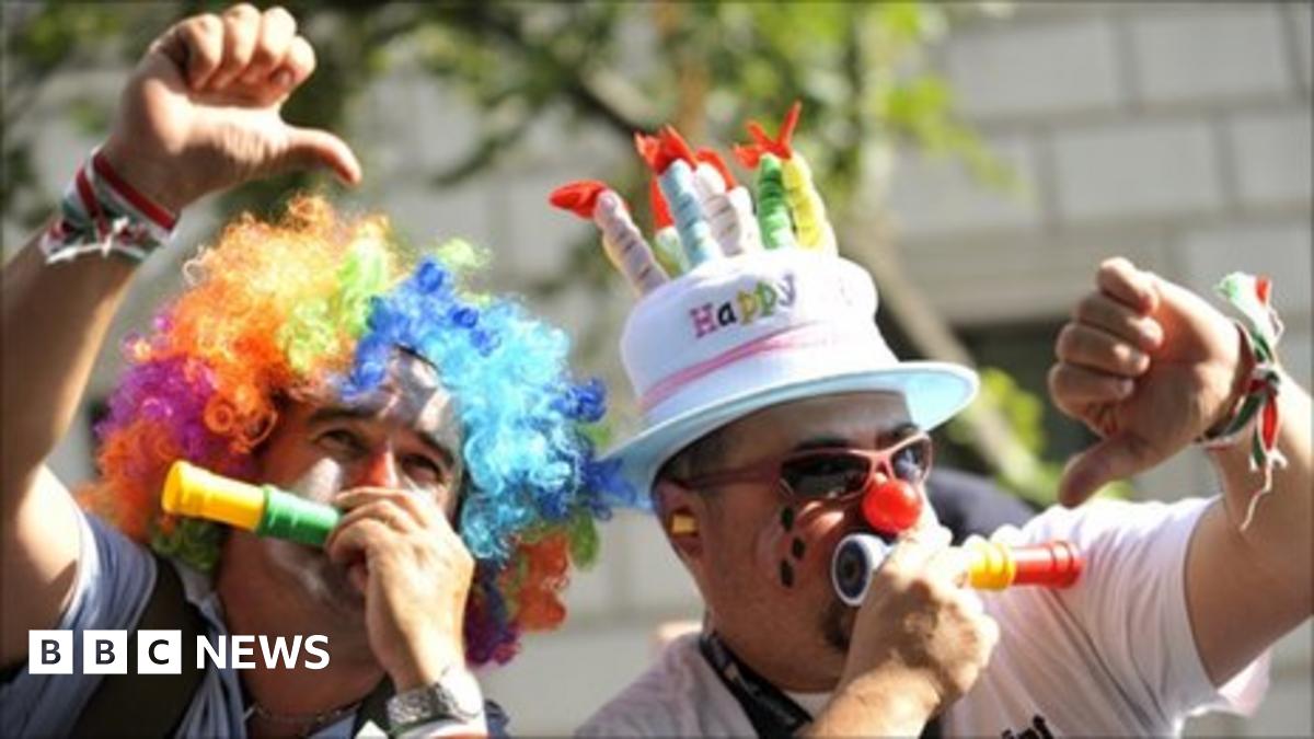 Hungarians stage 'clown' rally against benefit cuts - BBC News